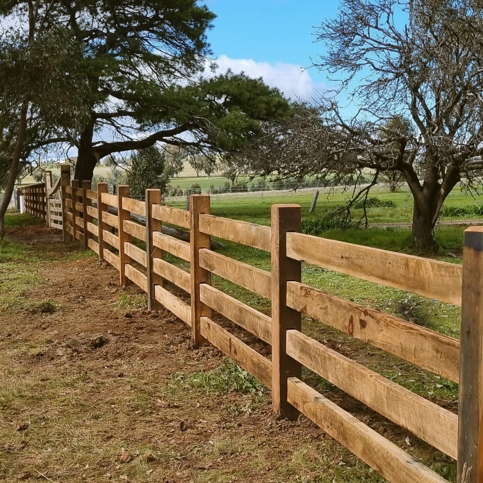 Fencing - Mead Contractors Close Board, Picket & Paddock Fencing